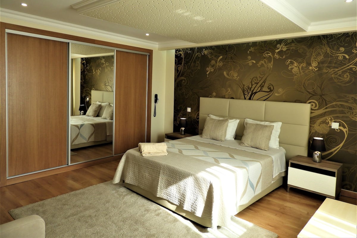 1 quarto, frigobar, cofres nos quartos, cortinas blackout