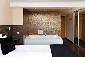 Quarto Superior, 1 cama de casal, não fumadores, banheira de hidromassagem | Secretária, secretária adequada para computadores portáteis 