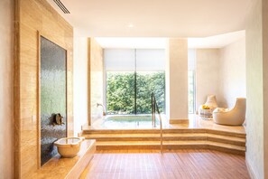 Piscina interna, piscina externa sazonal, guarda-sóis, espreguiçadeiras