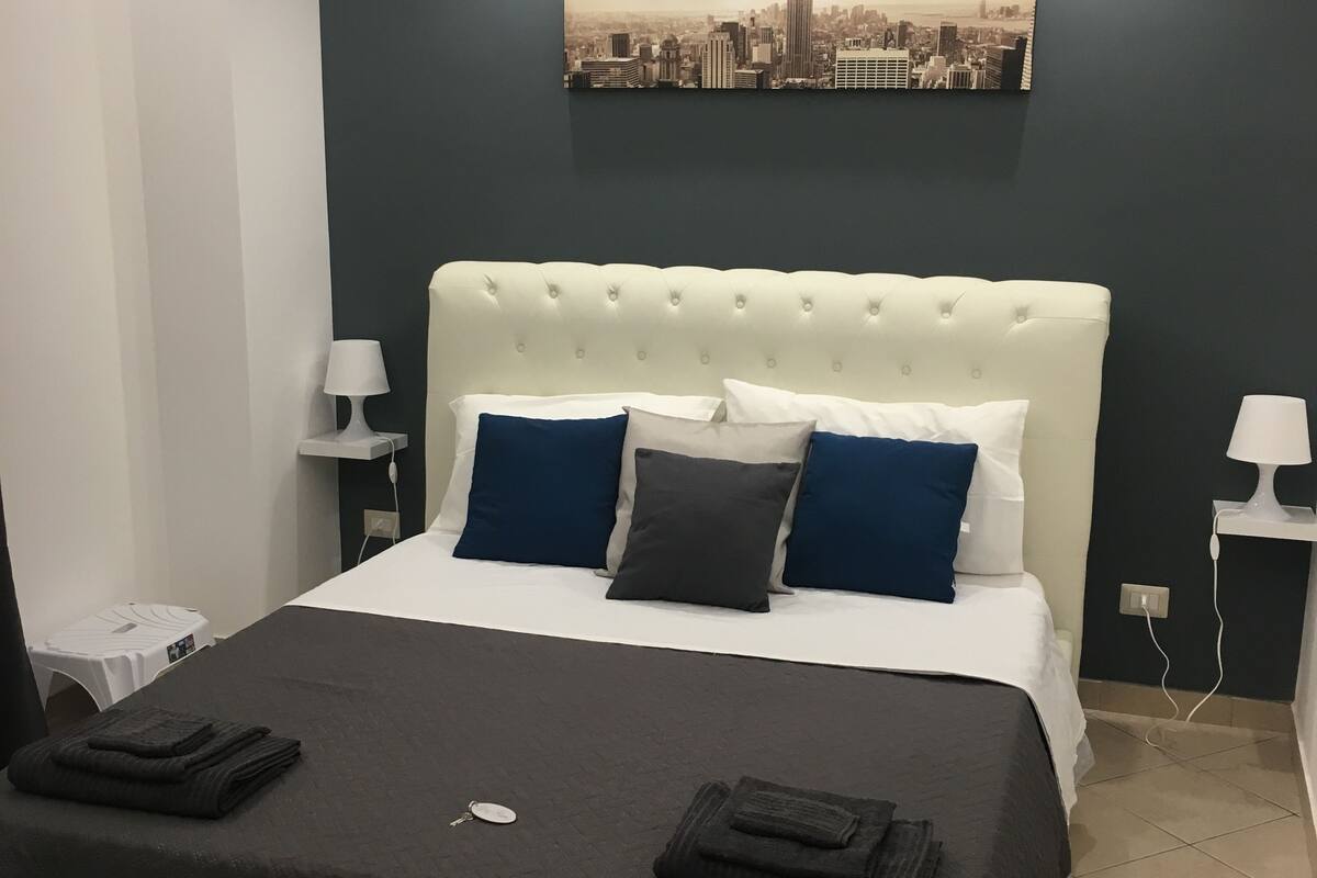 Quarto Duplo Deluxe (Grey Room) | Minibar com produtos grátis, cofre no quarto, secretária