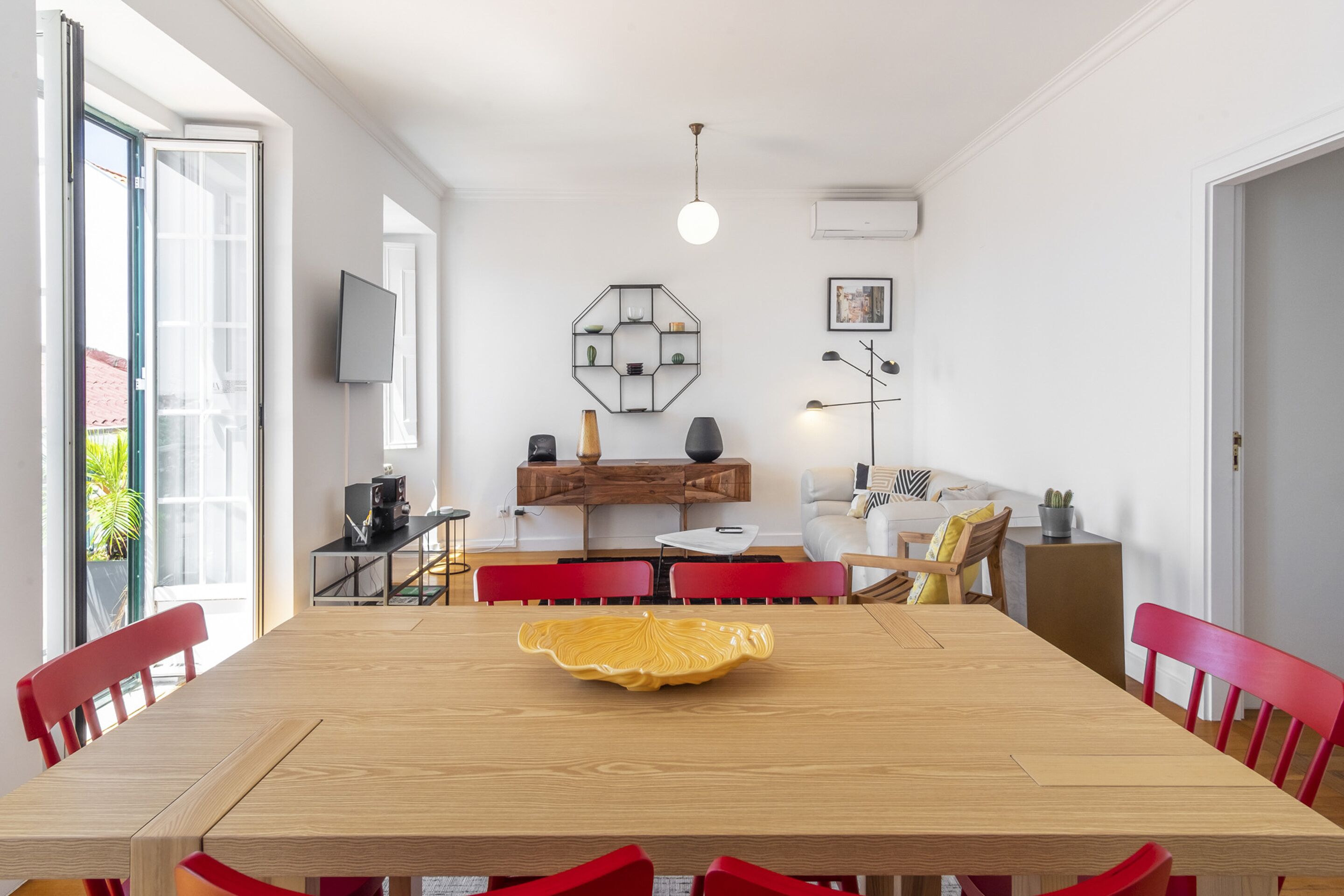 Apartamento, 2 quartos, terraço, vista para a cidade | Sala de estar | Smart TV 43 polegadas com canais a cabo, DVD player