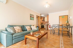 Apartamento, 1 quarto, varanda, vista para o jardim | Sala de estar | TV de ecrã plano, leitor de DVD, base para iPod 
