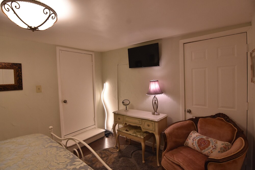 Garden Cottage, Far From The Maddening Crowd But So Close To The Night Life! - Dallas, TX