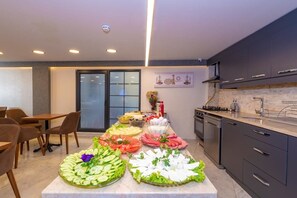 Café da manhã com buffet grátis todos os dias