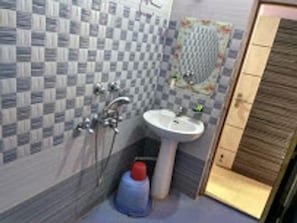 Chuveiro, produtos de toalete grátis, chinelos, toalhas de banho