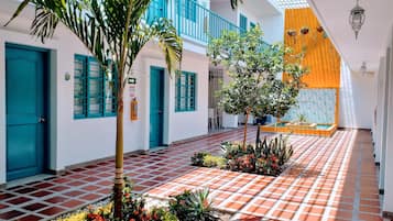 Quarto solteiro standard, vista para o jardim | Área de estar | TV de tela plana 42 polegadas com canais via satélite, TV