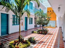 Quarto solteiro standard, vista para o jardim | Área de estar | TV de tela plana 42 polegadas com canais via satélite, TV