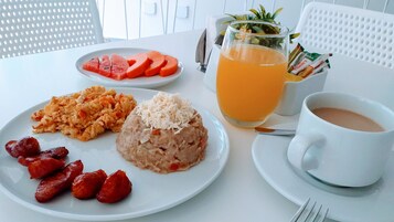 Café da manhã feito na hora grátis todos os dias