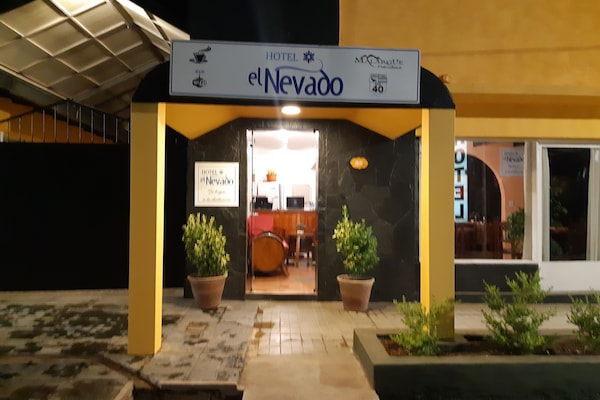 Fachada do alojamento (tarde/noite)