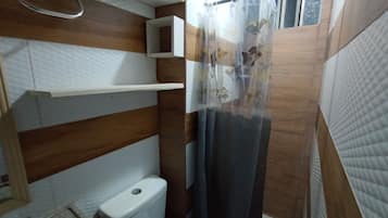 Quarto Básico, 1 cama de casal | Casa de banho | Um polibã, um secador de cabelo (mediante pedido), toalhas fornecidas