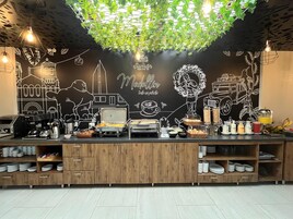 Pequeno-almoço tipo buffet diário mediante uma taxa 