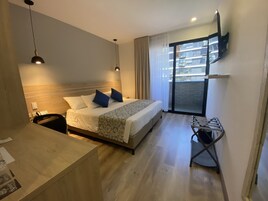 Quarto Duplo, 1 cama queen-size, varanda | Roupa de alta qualidade, edredões de penas, minibar, cofre no quarto 
