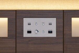 Painel de controle com portas USB, interruptor de energia e tomadas identificadas para 100V CA e 5A máx.