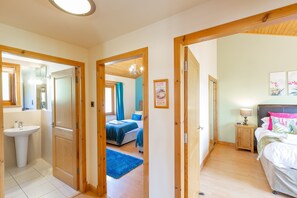 Cabine, várias camas | 2 quartos, ferro/tábua de engomar, Wi-fi grátis
