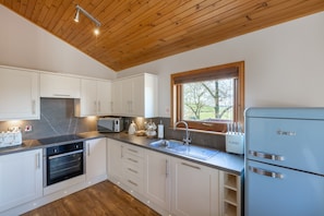 Cabine, várias camas | Cozinha privada | Um frigorífico, um micro-ondas, um forno, uma placa de cozinha