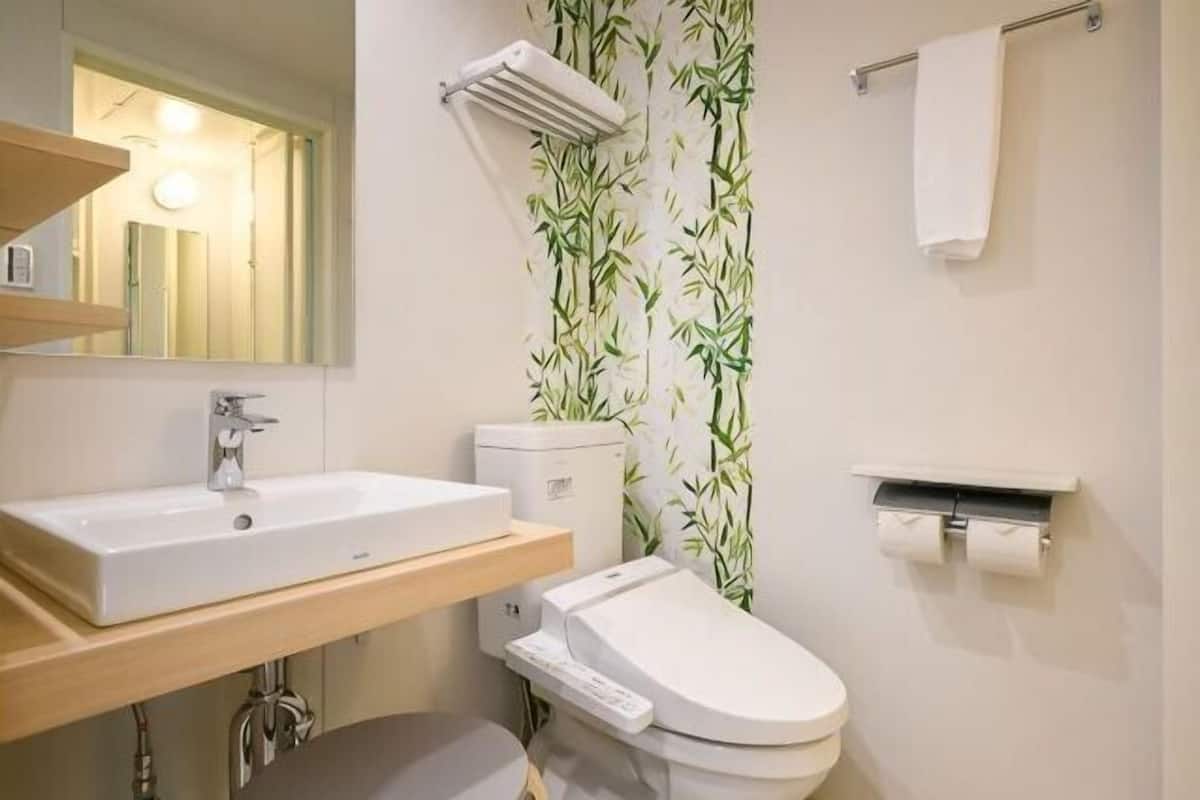Banheiro | Chuveiro, ducha de hidromassagem, produtos de toalete grátis
