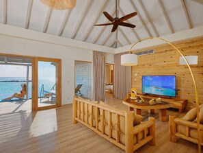 You & Me Suite with Floating Breakfast | Área de estar | TV de tela plana