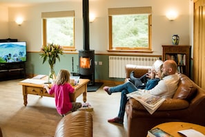 Chalé | Sala de estar | TV 30 polegadas com canais via satélite