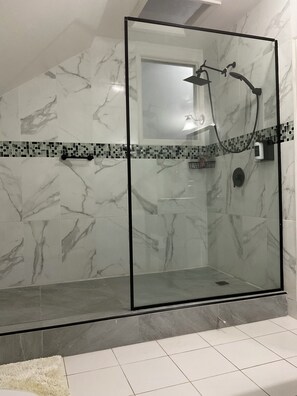 Condo conforto, 2 quartos, vista para o oceano | Banheiro | Chuveiro/banheira combinados, banheira de imersão