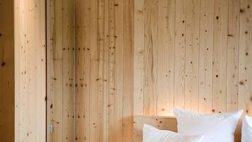 Cofres nos quartos, Wi-Fi de cortesia, roupa de cama