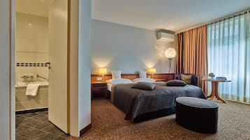 1 quarto, minibar, cofre com capacidade para portátil, secretária