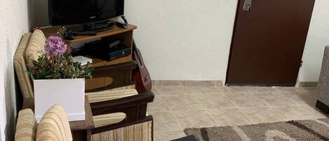 Apartamento tradicional, várias camas | Área de estar | TV de tela plana