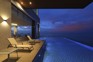 Piscina externa, funciona das 8h às 20h, espreguiçadeiras