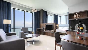 Suite Familiar, 2 quartos | Minibar, cofre no quarto, secretária, cortinas/cortinados opacos