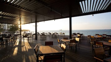 2 restaurantes, pequenos-almoços servidos