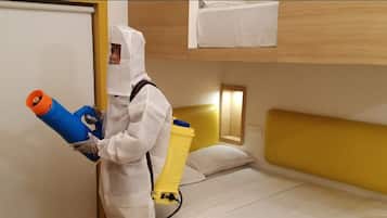 Cofre no quarto, com decoração personalizada