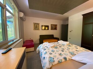 Um quarto com uma cama, uma escrivaninha e uma janela.