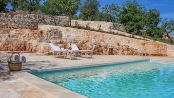 Piscina exterior sazonal, espreguiçadeiras