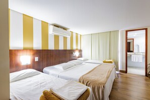 Quarto triplo superior | Frigobar, escrivaninha, cortinas blackout, ferros/tábuas de passar roupa