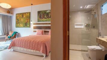 Quarto moderno com cama grande, área de chuveiro e banheiro com banheira.