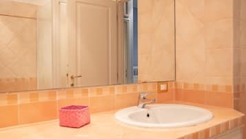 Apartamento, 2 quartos | Banheiro | Chuveiro, bidê, toalhas de banho, sabonete