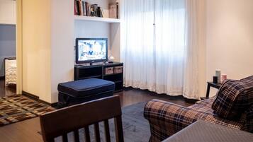 Apartamento, 2 quartos | Sala de estar | TV de ecrã plano