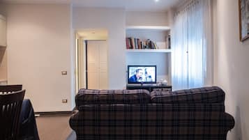 Apartamento, 2 quartos | Área de estar | TV de tela plana