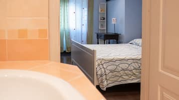 Apartamento, 2 quartos | Casa de banho | Um polibã, um bidé, toalhas fornecidas, sabão