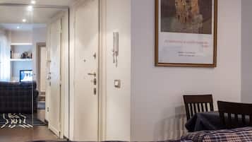 Apartamento, 2 quartos | Comodidades do quarto