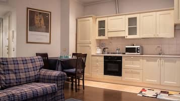 Apartamento, 2 quartos | Sala de estar | TV de ecrã plano