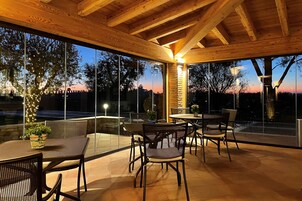 2 bares/lounges, um bar junto à piscina 