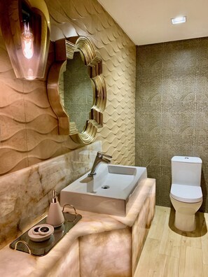 Um polibã, um chuveiro fixo, artigos de higiene pessoal grátis