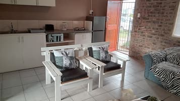 Zebra studio self-catering | Cozinha privada | Geladeira, cafeteira/chaleira, chaleira elétrica