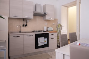 Apartamento, 2 quartos | Cozinha privada | Um frigorífico/congelador grande, uma placa de cozinha 