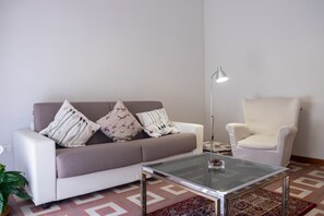 Apartamento, 2 quartos | Sala de estar | TV de ecrã plano 