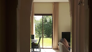 Villa Exclusiva, 3 quartos | Sala de estar | Televisor de ecrã plano de 42 polegadas com canais via satélite 