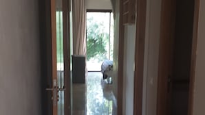 Villa Exclusiva, 3 quartos | Sala de estar | Televisor de ecrã plano de 42 polegadas com canais via satélite 