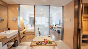 Suite Deluxe, 1 quarto | 1 quarto, roupa de alta qualidade, edredões de penas, cofre no quarto