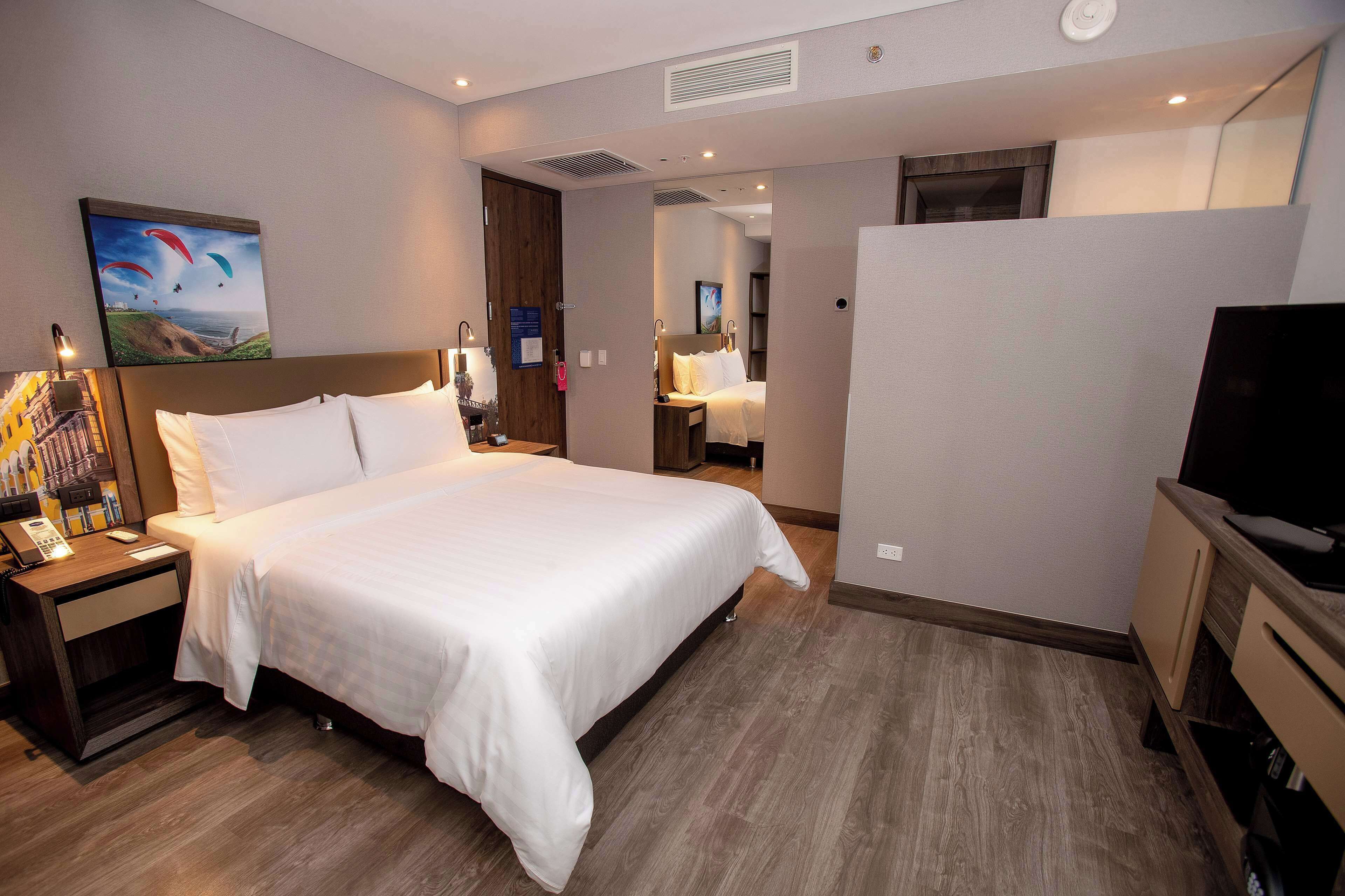 Quarto, 1 cama queen-size, não fumadores | Cofre no quarto, secretária 