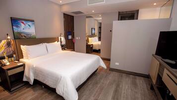 Quarto, 1 cama queen-size, não fumadores | Cofre no quarto, secretária